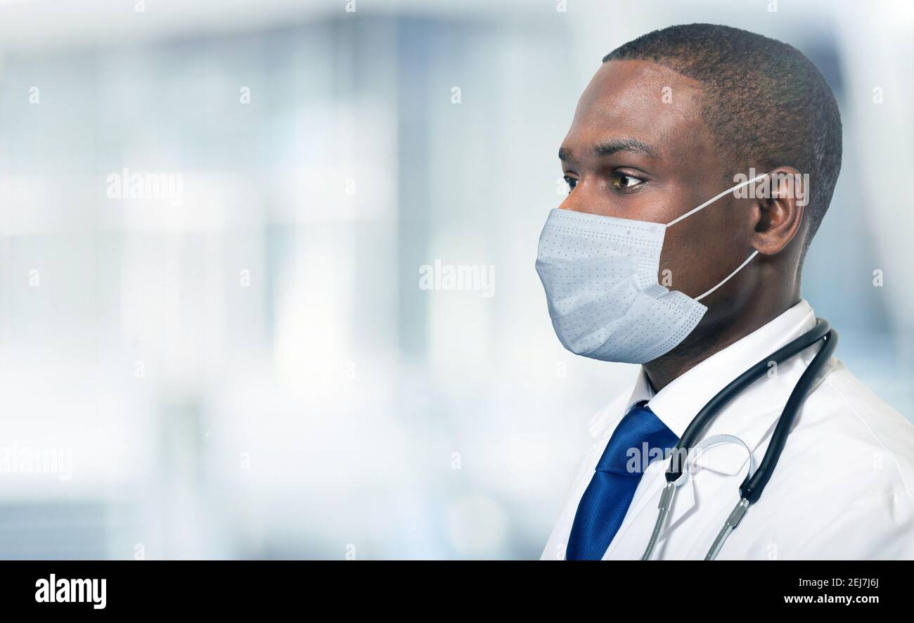 Masked male doctor hi-res stock photography and images - Alamy