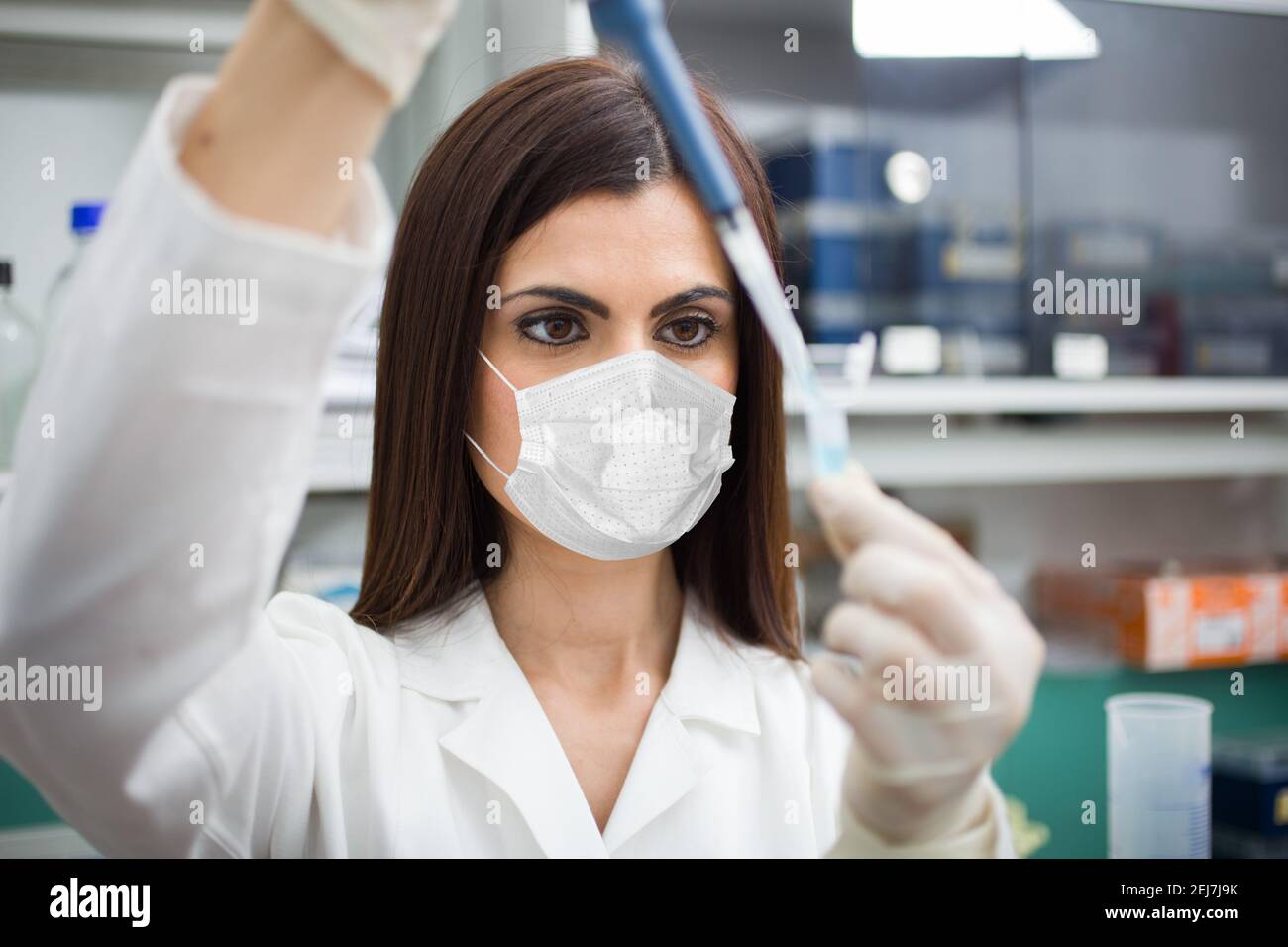 Laboratory worker hi-res stock photography and images - Alamy