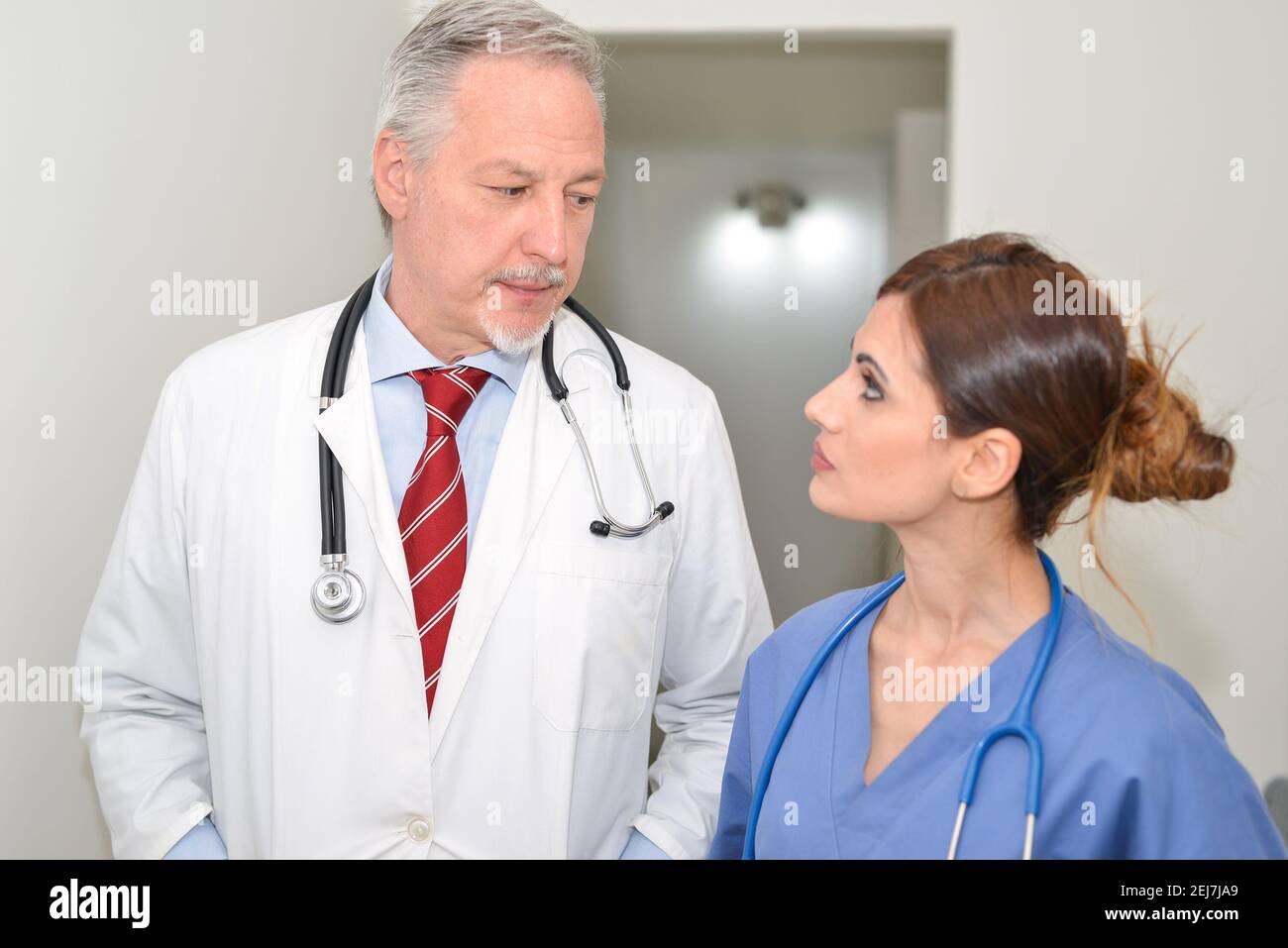 Doctor instructions nurse hi-res stock photography and images - Alamy