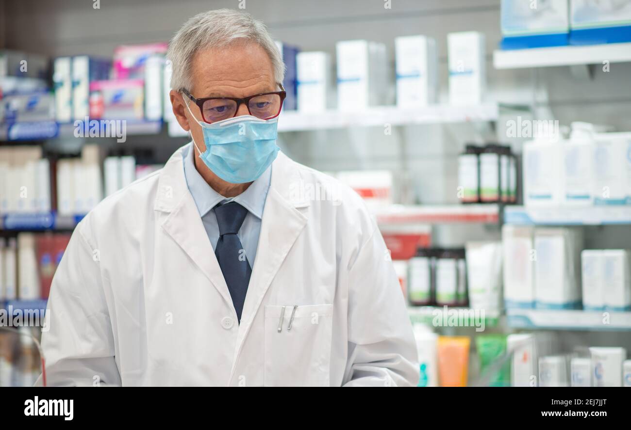 Pharmacist at work in a chemist hi-res stock photography and images - Alamy