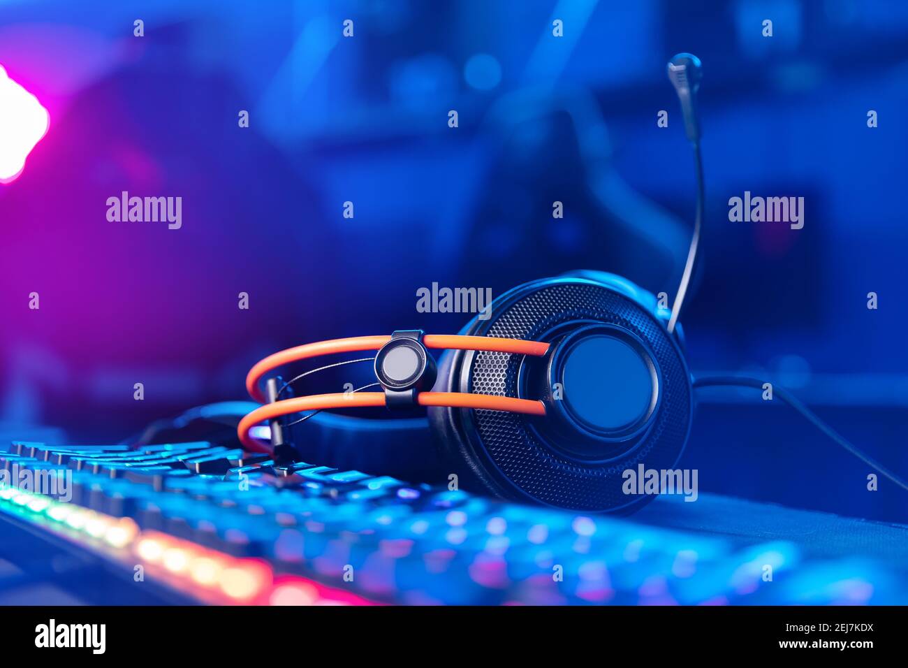 Professional headphones with microphone for video games and cyber ...