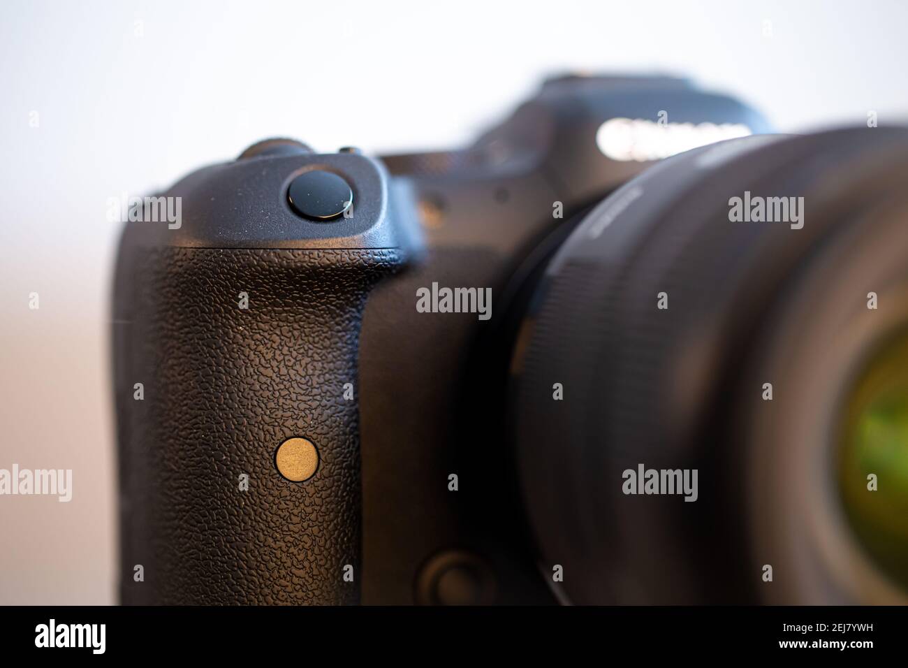 Close up of a part of a camera with a button in focus Stock Photo - Alamy