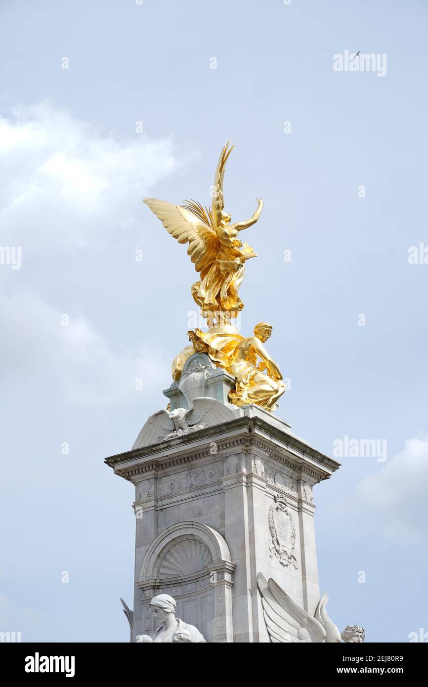 Closeup vertical shot of Buckingham Palace Victoria Memorial in London ...