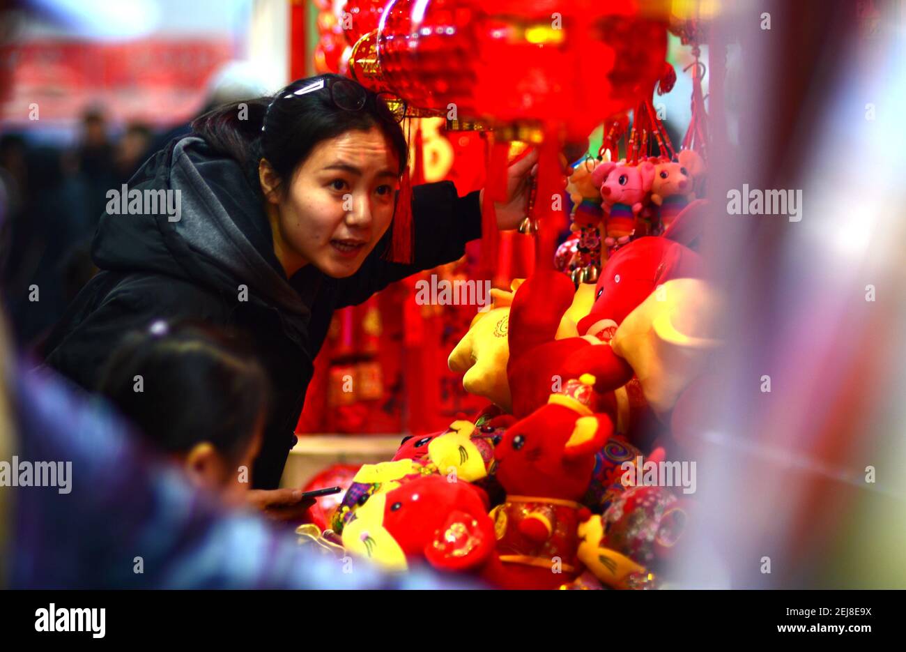 Chinese customers buy traditional Chinese knots, red decals and ...