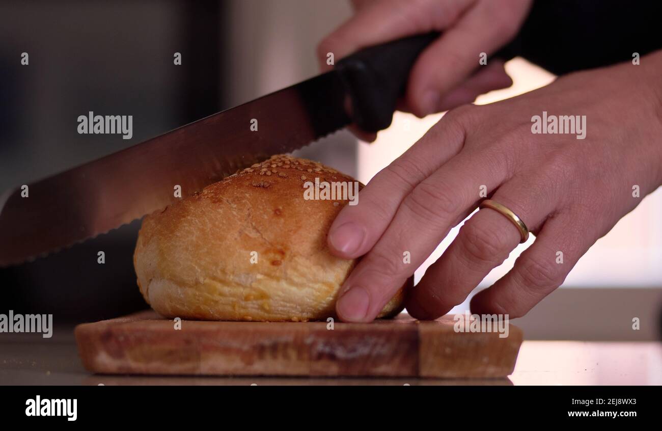 woman hand closeup before slice a fresh bread Stock Photo - Alamy