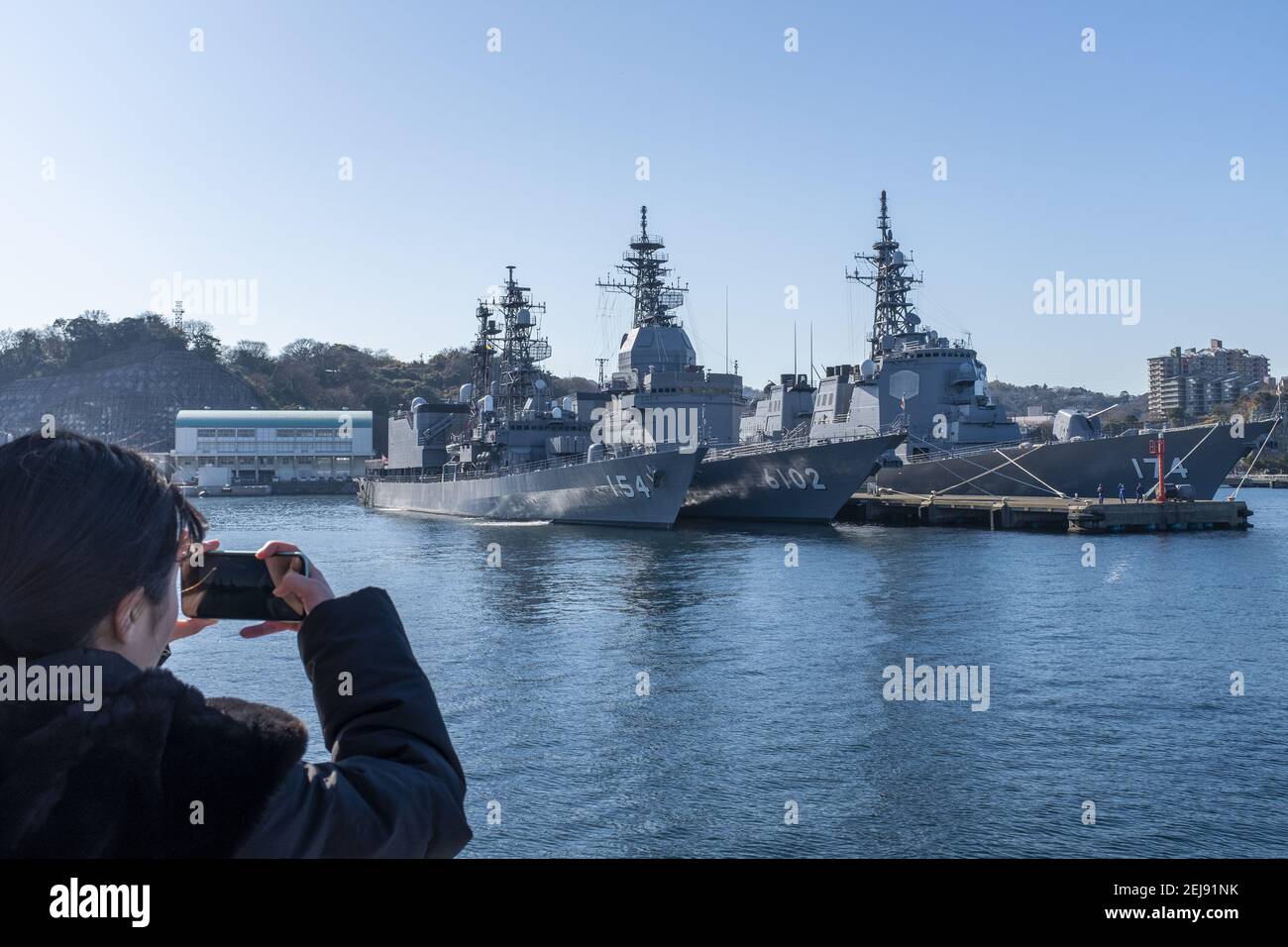 People take picture of Japan Maritime Self-Defense Force (JMSDF) Kongo ...