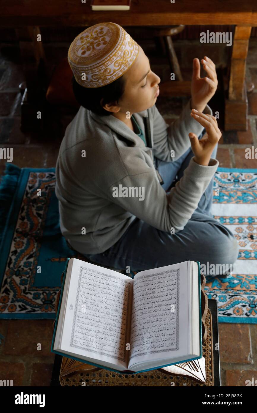 Muslim teen boy hi-res stock photography and images - Alamy