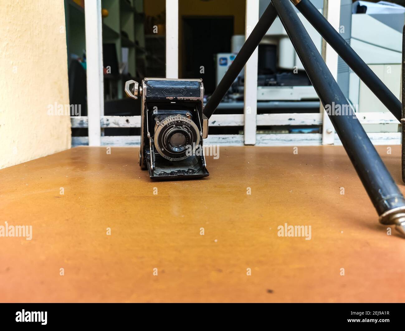 Old analog camera hi-res stock photography and images - Alamy