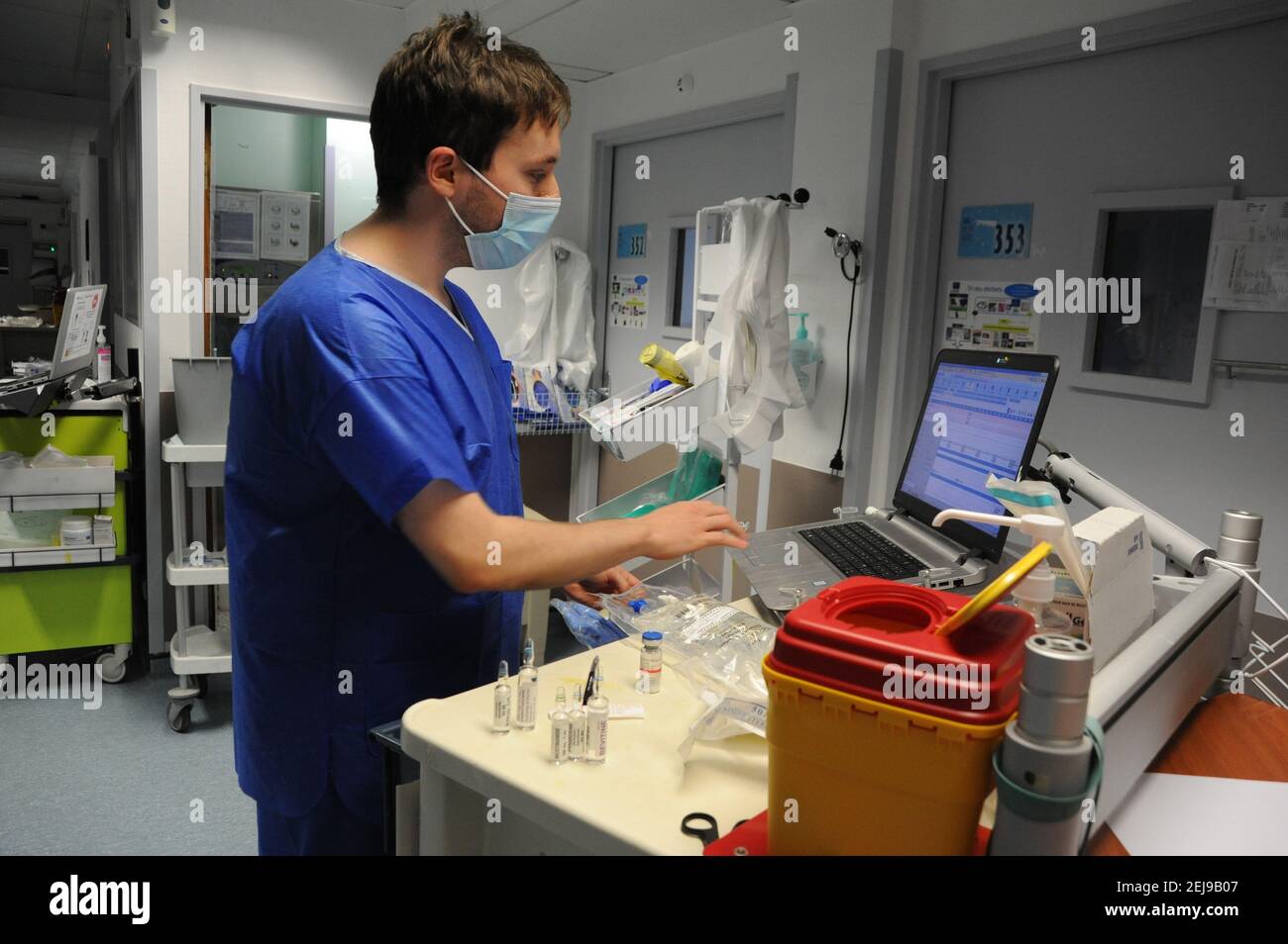Medical intensive care unit Stock Photo - Alamy