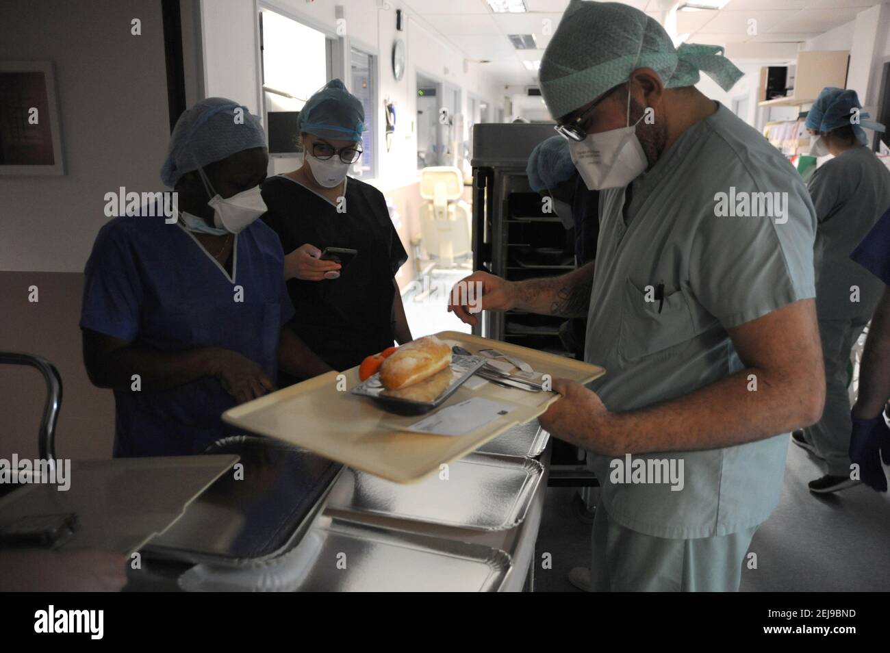 Hospital meal distribution Stock Photo - Alamy Hospital meal distribution Stock Photo - Alamy