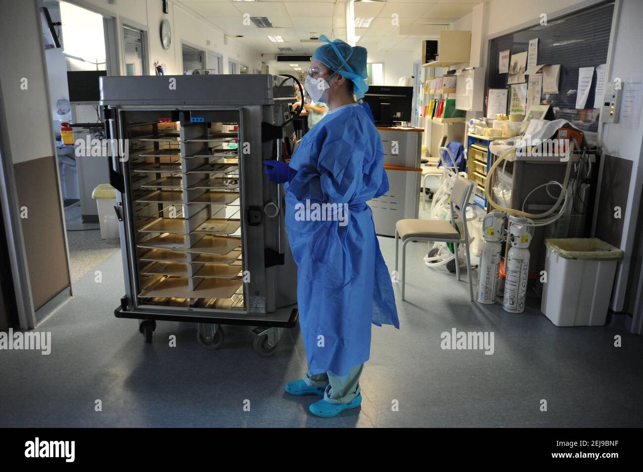 Hospital meal distribution Stock Photo - Alamy Hospital meal distribution Stock Photo - Alamy