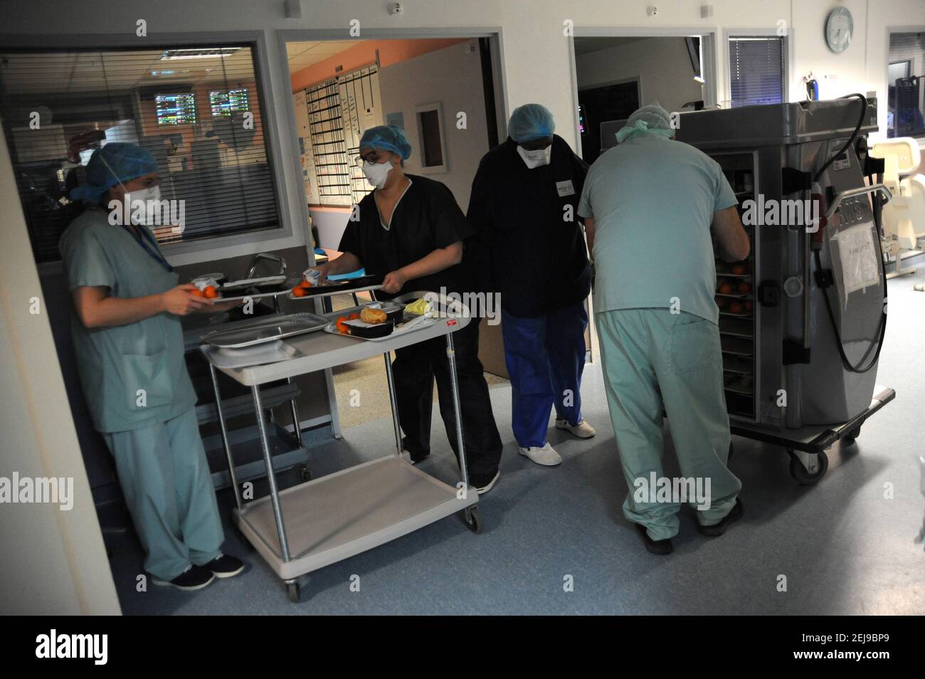 Hospital meal distribution Stock Photo - Alamy Hospital meal distribution Stock Photo - Alamy