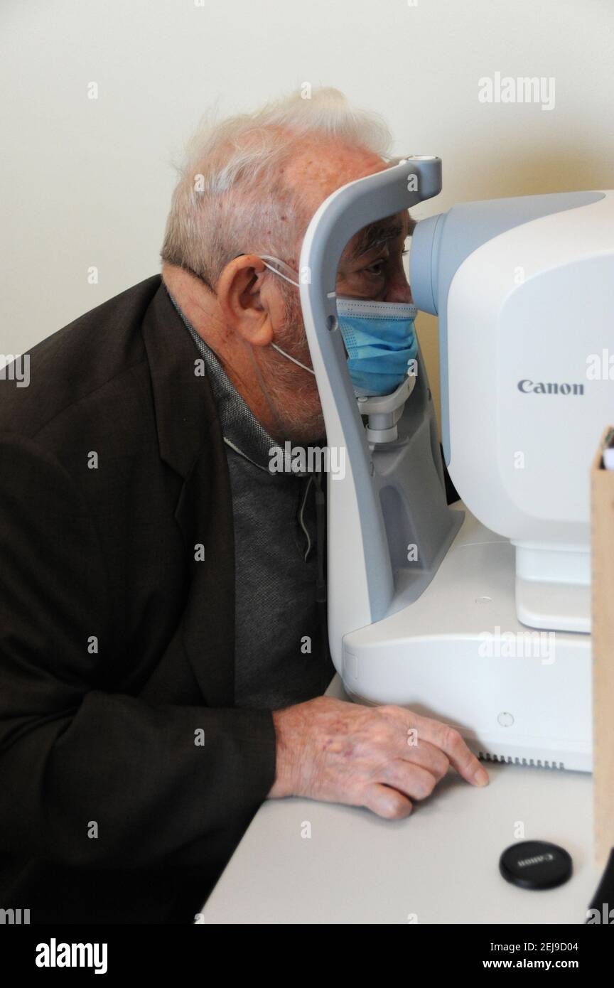 Retina retinal scan scans hi-res stock photography and images - Alamy