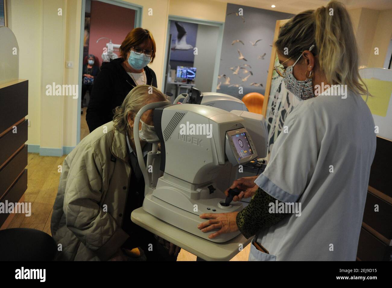 Eye examination patient ophthalmology hi-res stock photography and ...