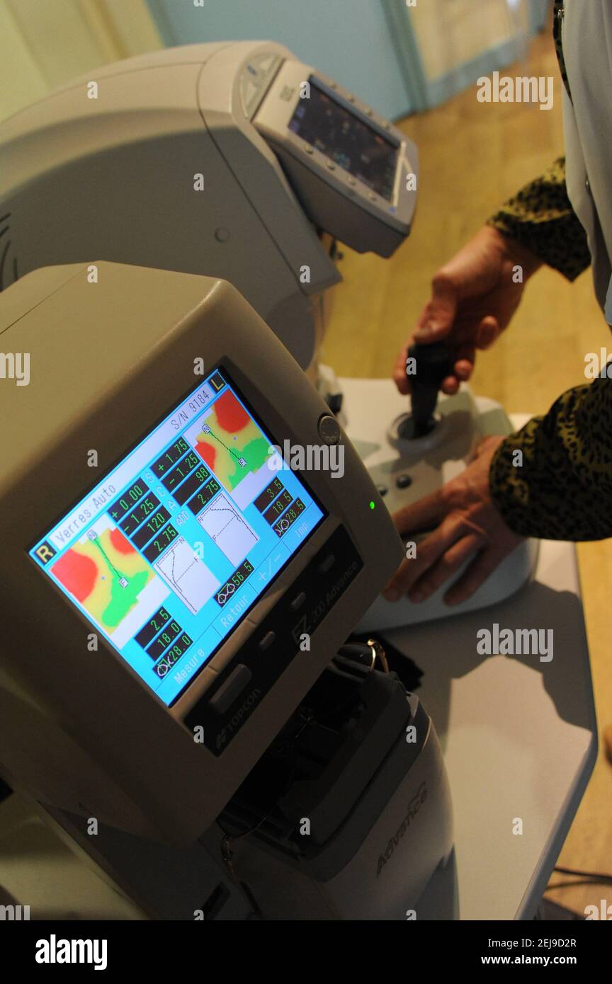 Refractometer hi-res stock photography and images - Alamy