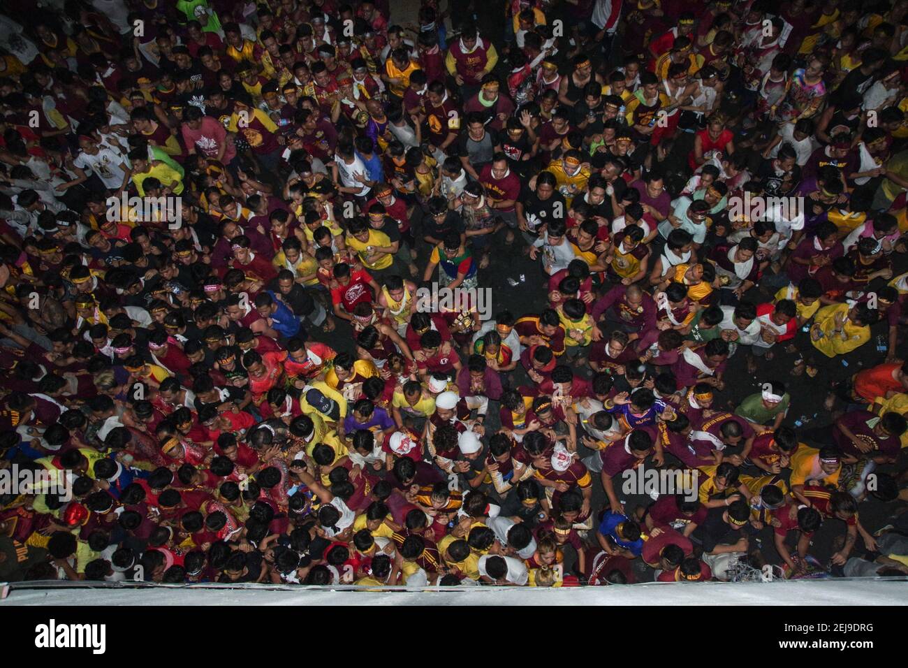 Hundreds of thousands of devotees push to break the police human ...