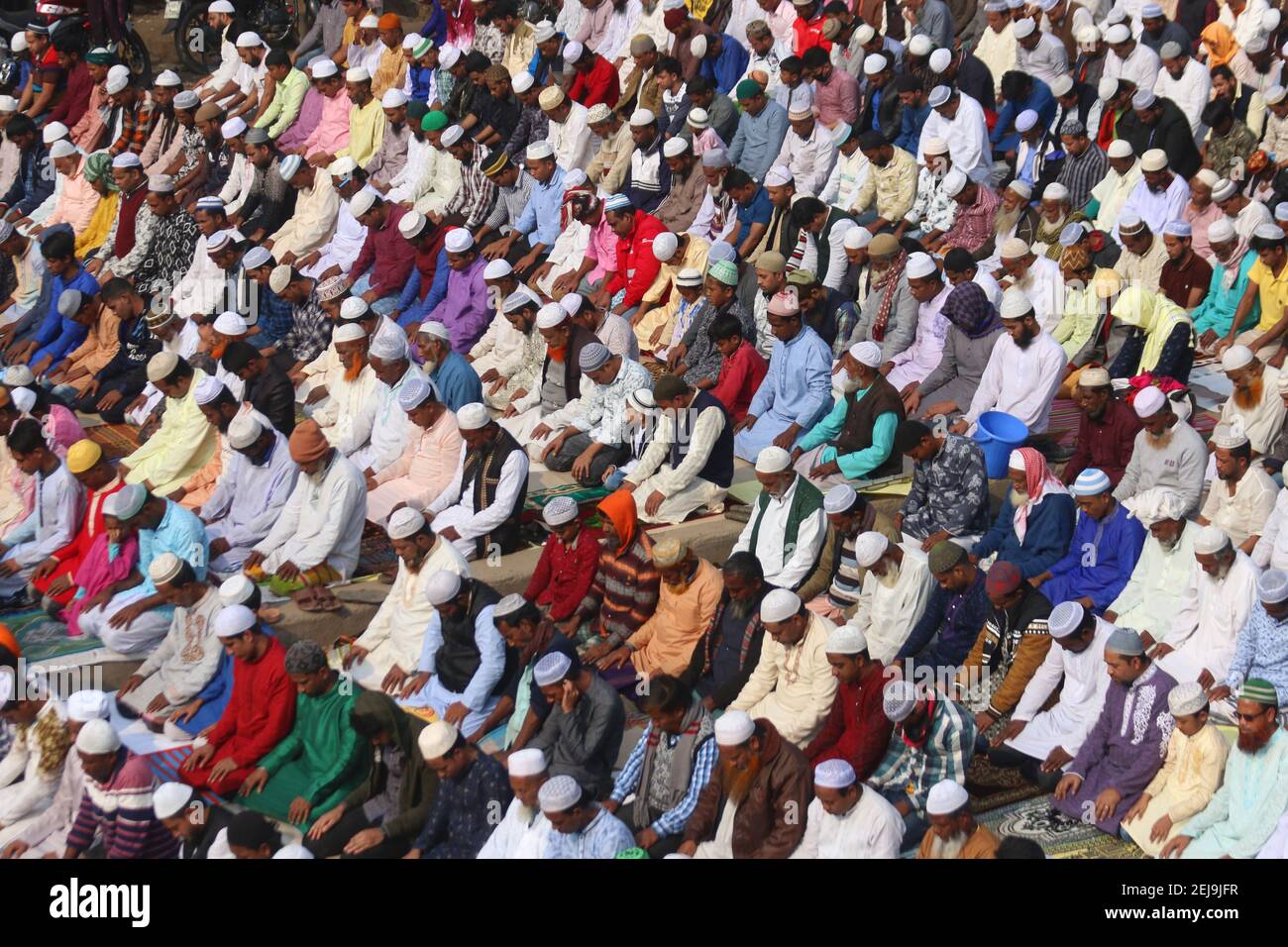 Muslim devotees offer prayers during the World Muslim Congregation ...