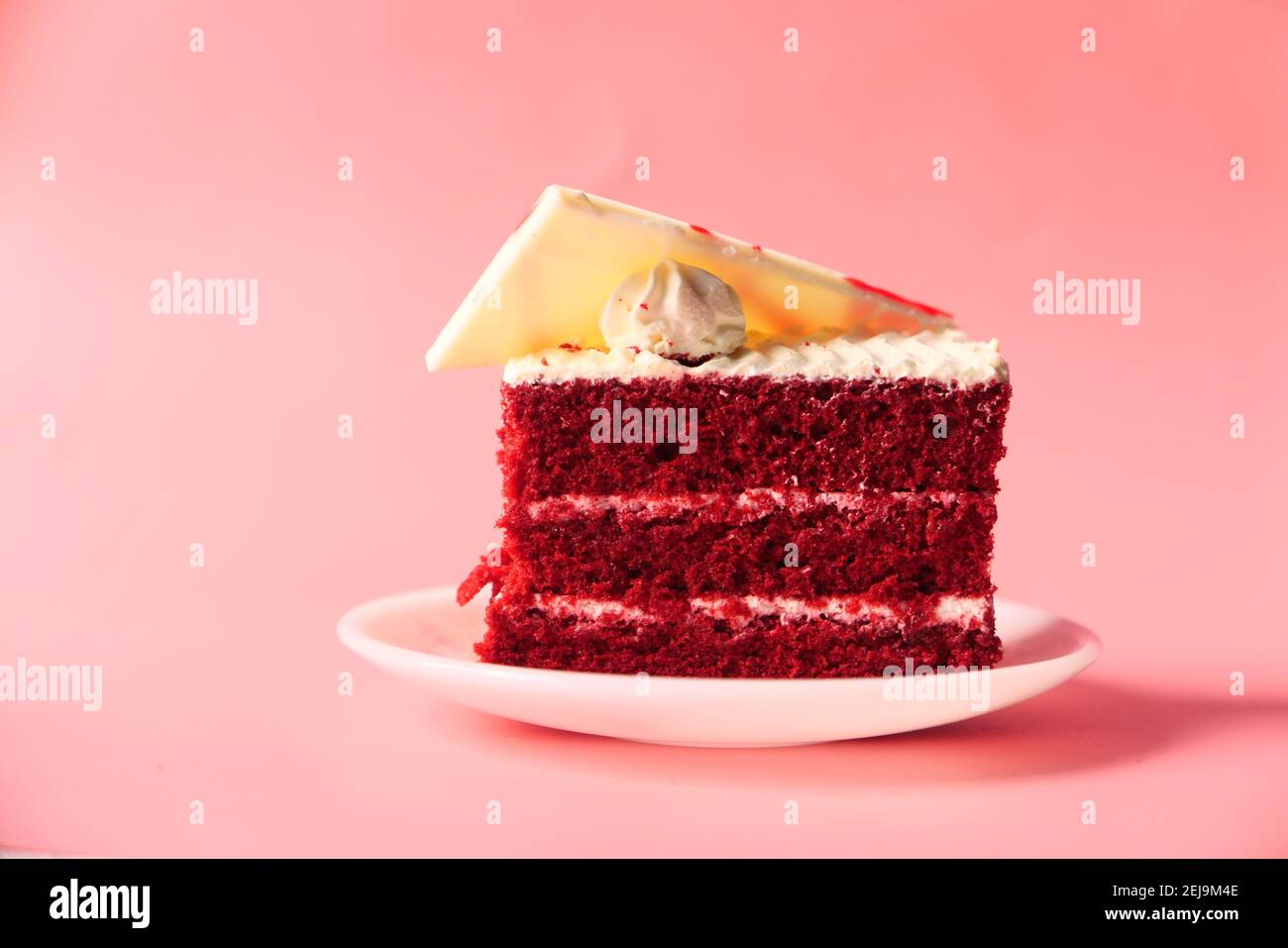 red velvet cake on plate Stock Photo - Alamy