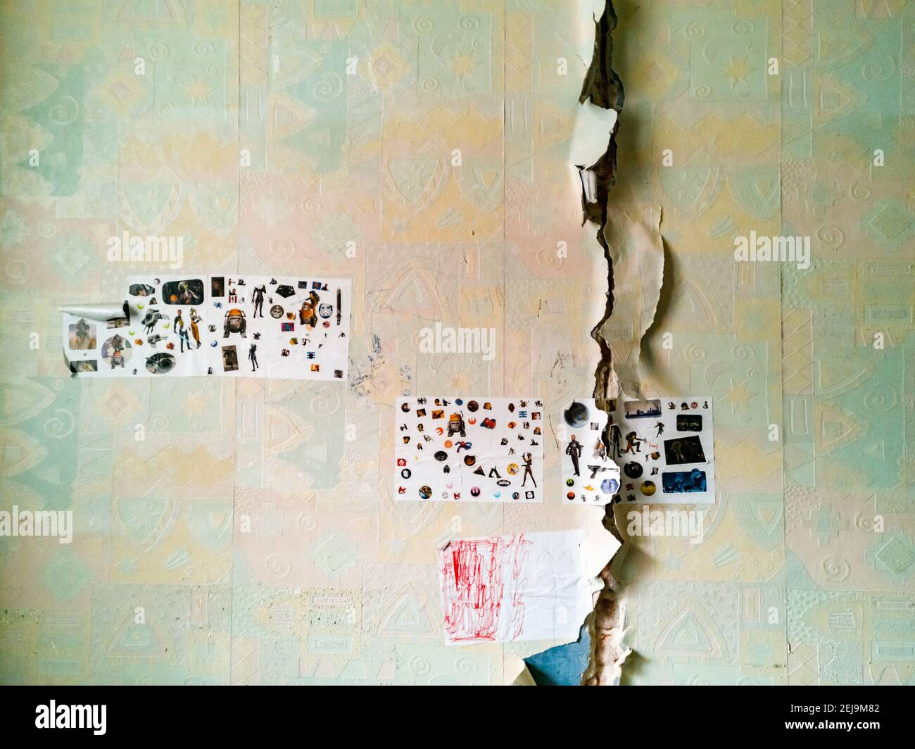 Dirty wallpaper hi-res stock photography and images - Alamy