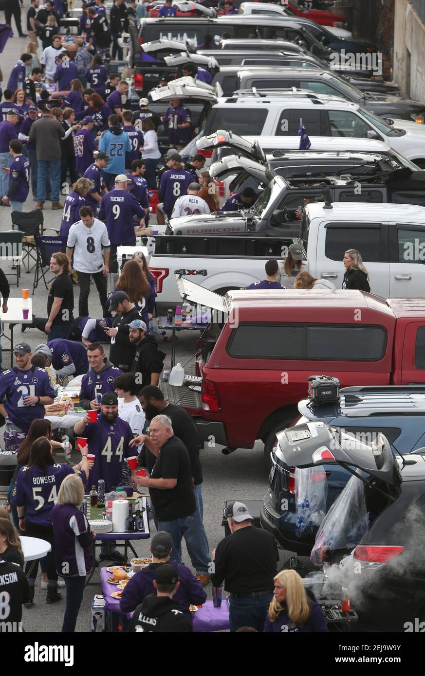 Nfl football stadium tailgating hi-res stock photography and images - Alamy