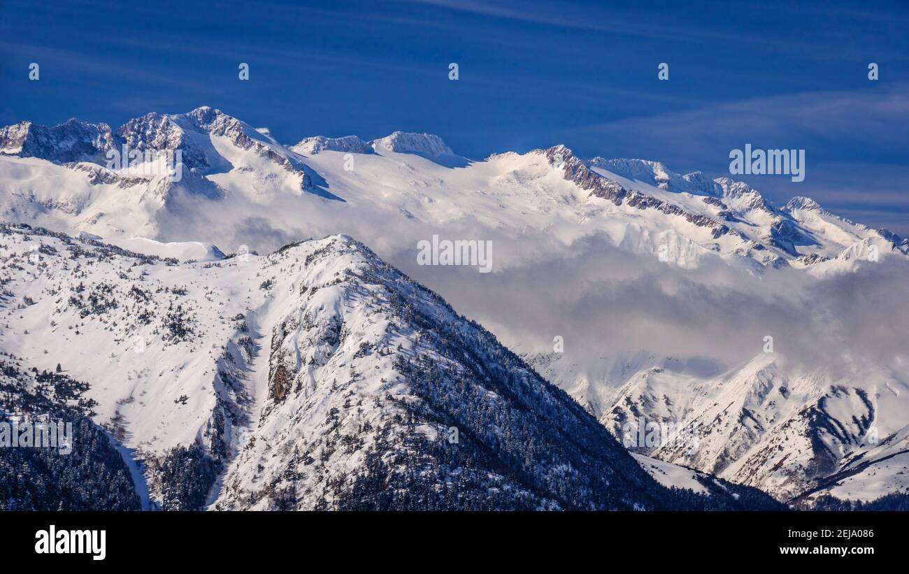 Pirineos panoramic aneto hi-res stock photography and images - Alamy