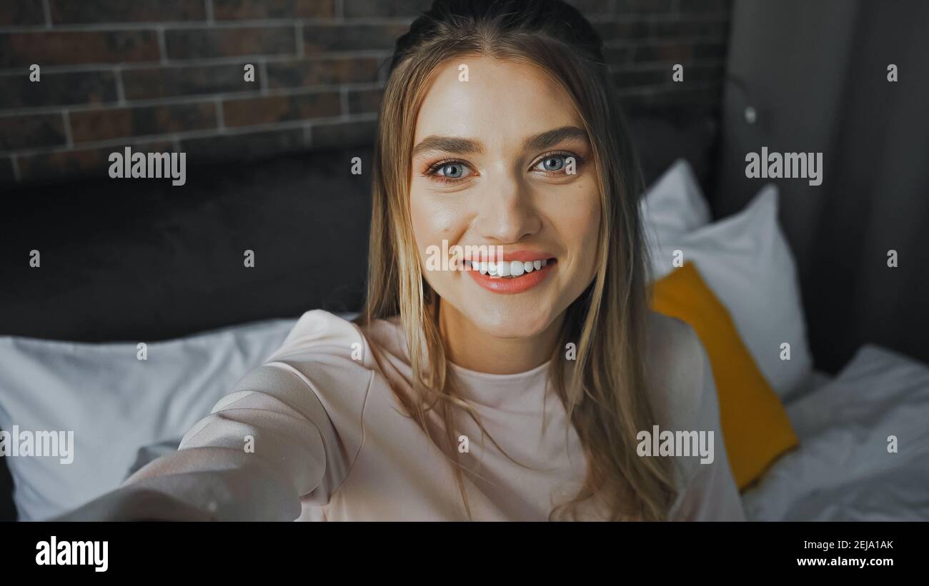 Hotel room woman guest hi-res stock photography and images - Alamy