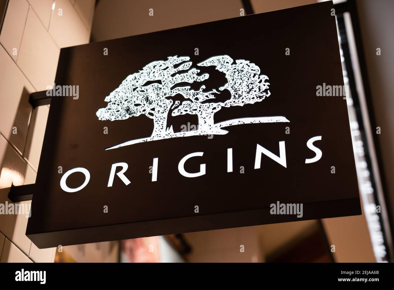 American cosmetics brand Origins logo seen in Shanghai. (Photo by Alex ...