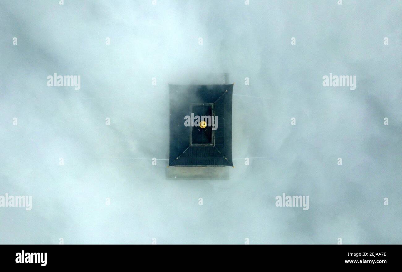 The landmark Wanfu Bridge is shrouded by dense fog in Yangzhou City ...