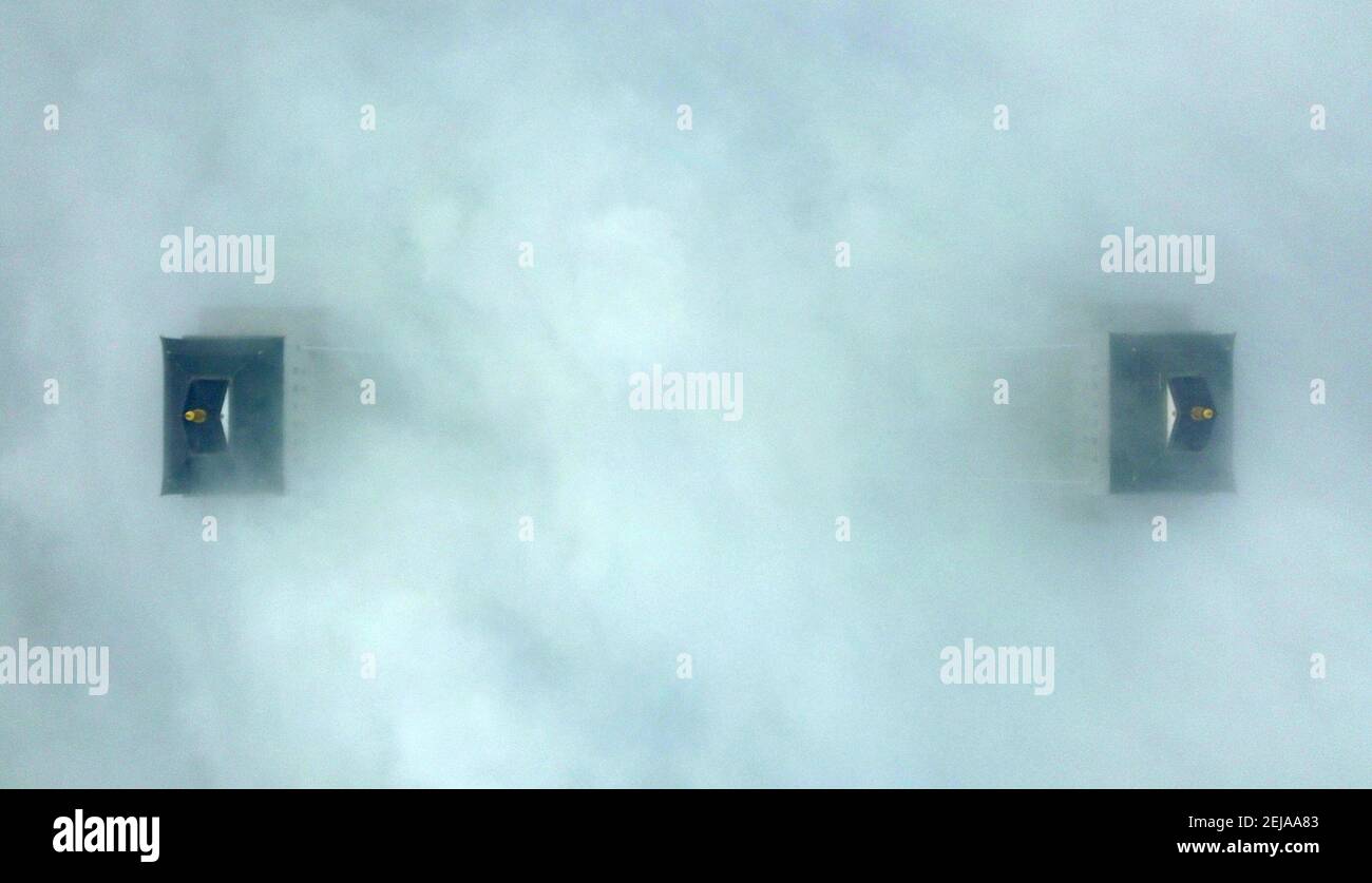 The landmark Wanfu Bridge is shrouded by dense fog in Yangzhou City ...