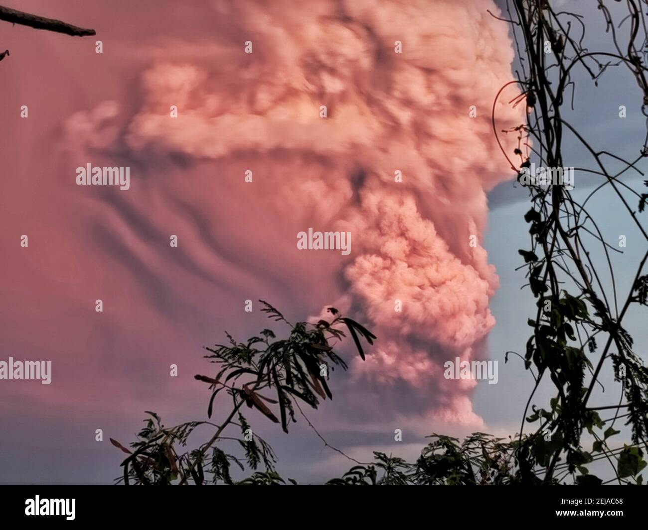 Lightning streak over Batangas as Taal Volcano continue its eruption on ...