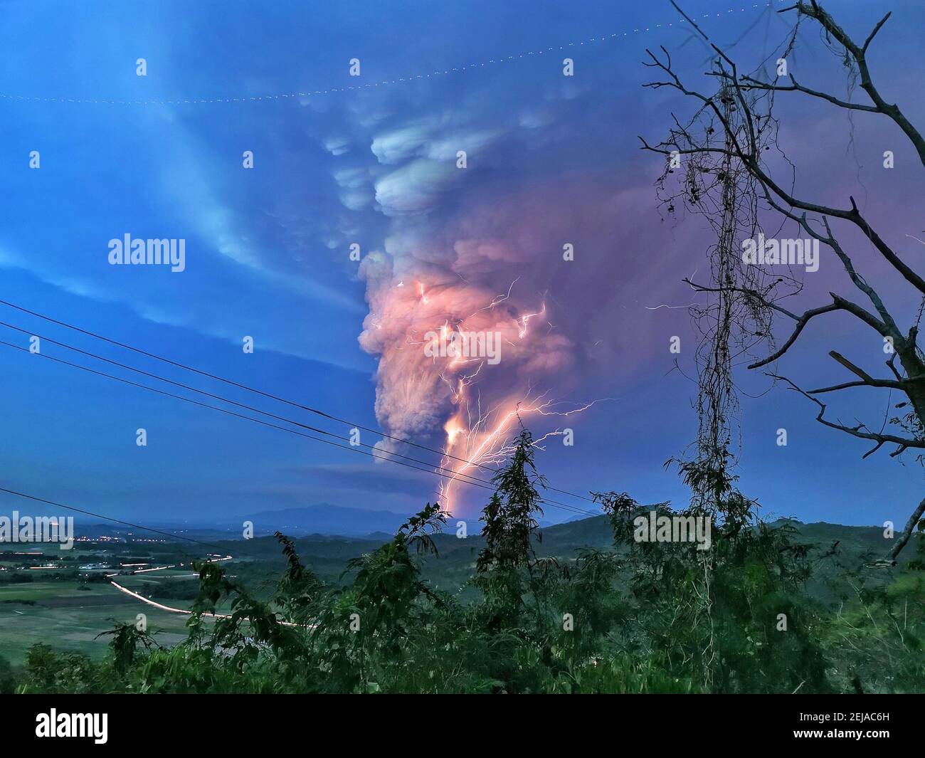 Lightning streak over Batangas as Taal Volcano continue its eruption on ...