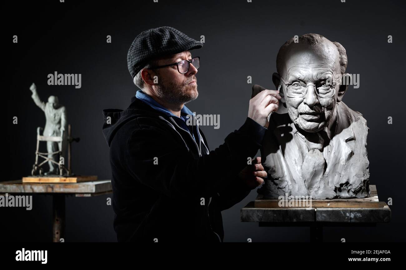 Captain sir tom moore statue hi-res stock photography and images - Alamy