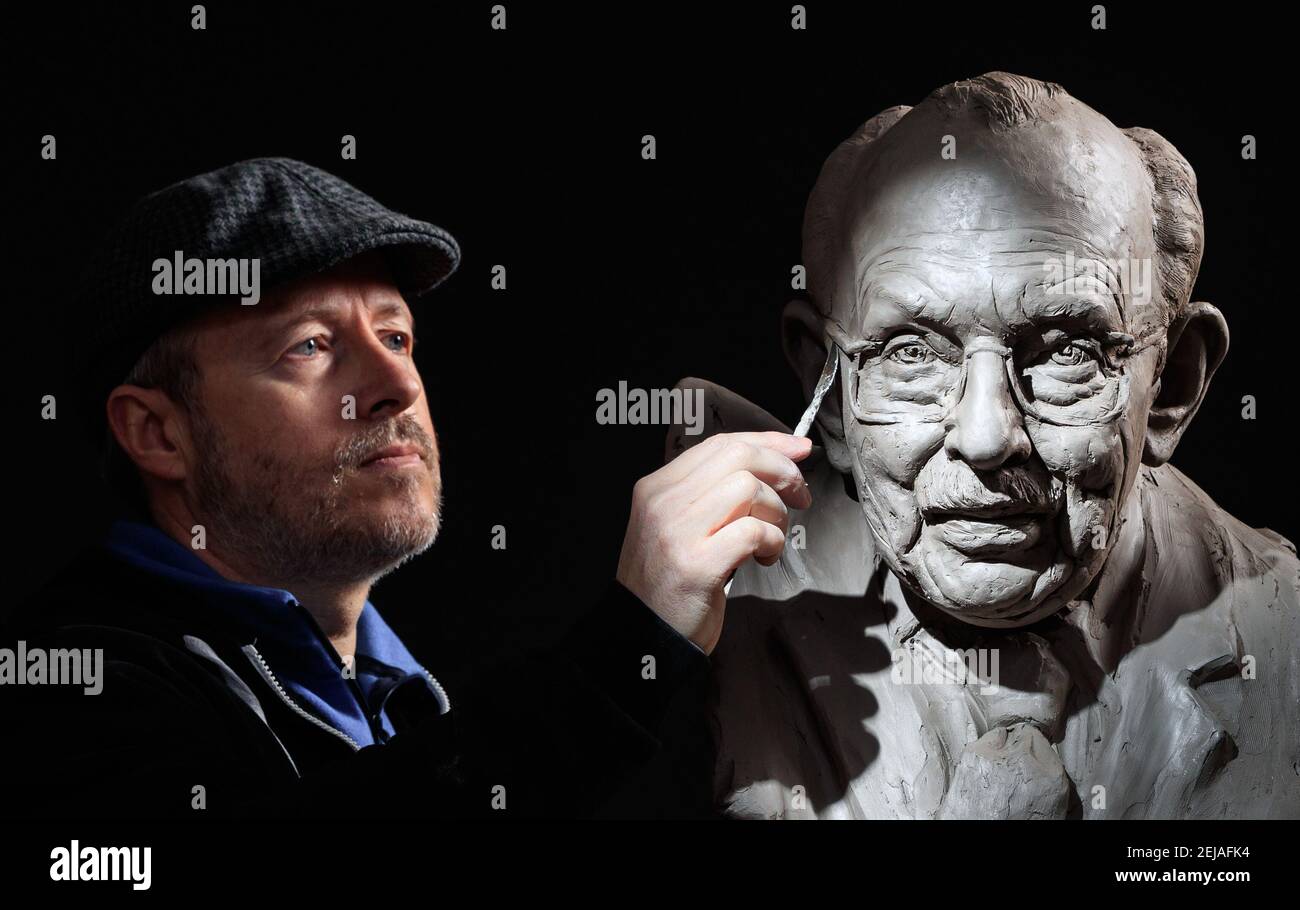 Captain sir tom moore statue hi-res stock photography and images - Alamy