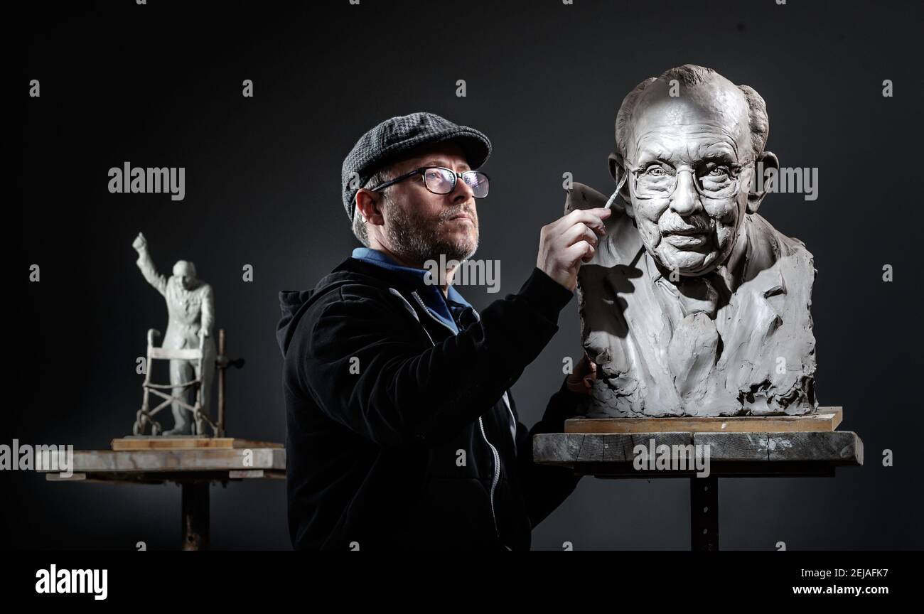 Captain sir tom moore statue hi-res stock photography and images - Alamy