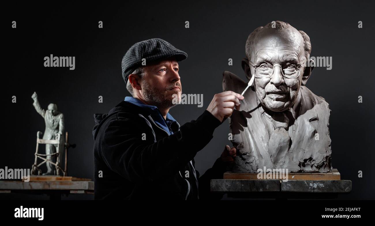 Captain sir tom moore statue hi-res stock photography and images - Alamy