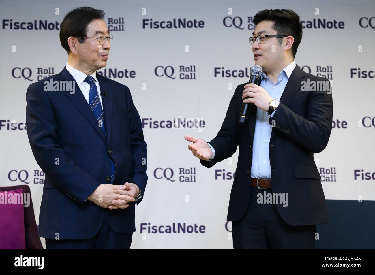 UNITED STATES - JANUARY 13: Seoul Mayor Park Won-soon, left, and ...