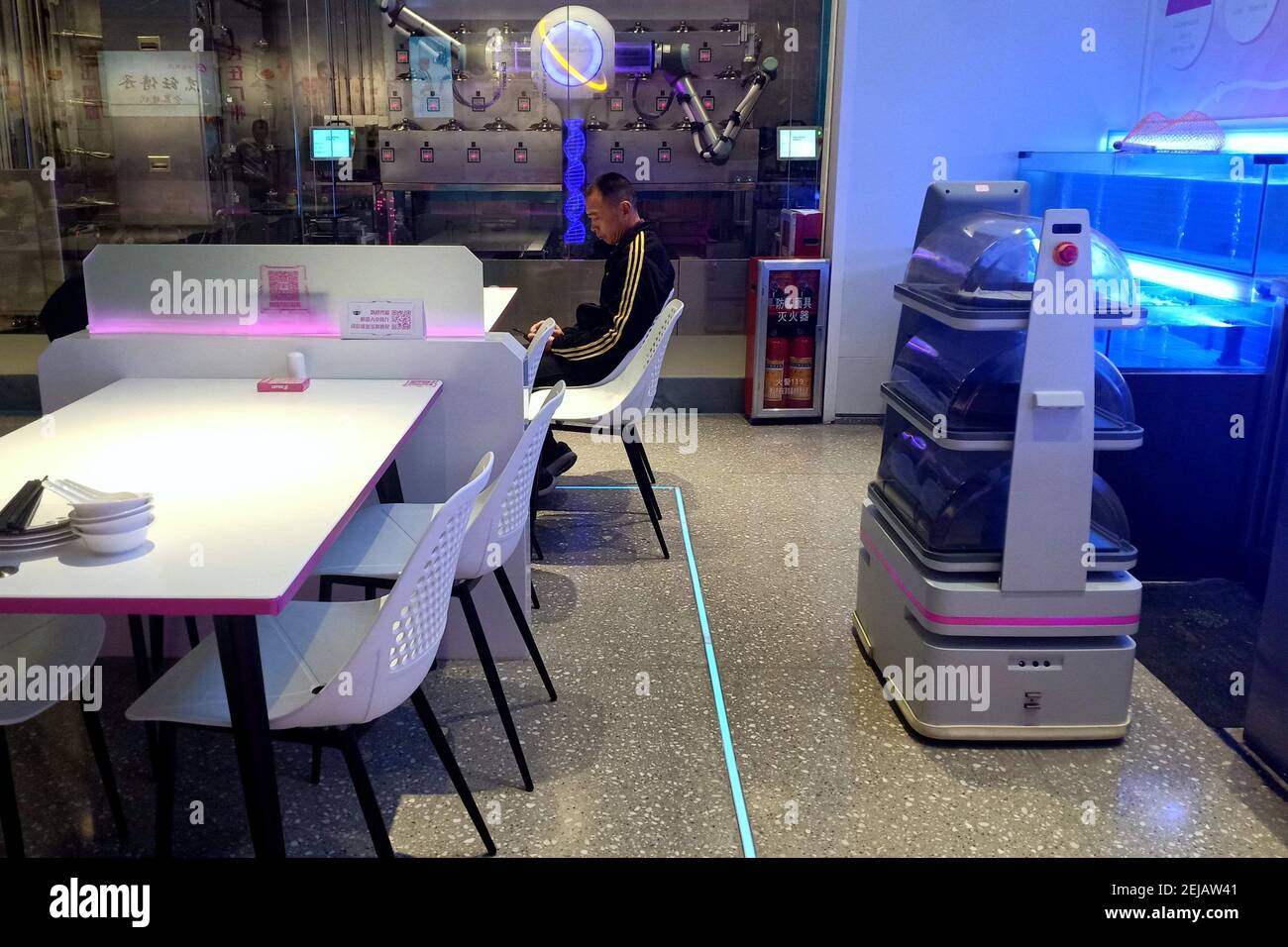 The robot restaurant which has 46 kinds of Foodom robots with 32 dishes ...