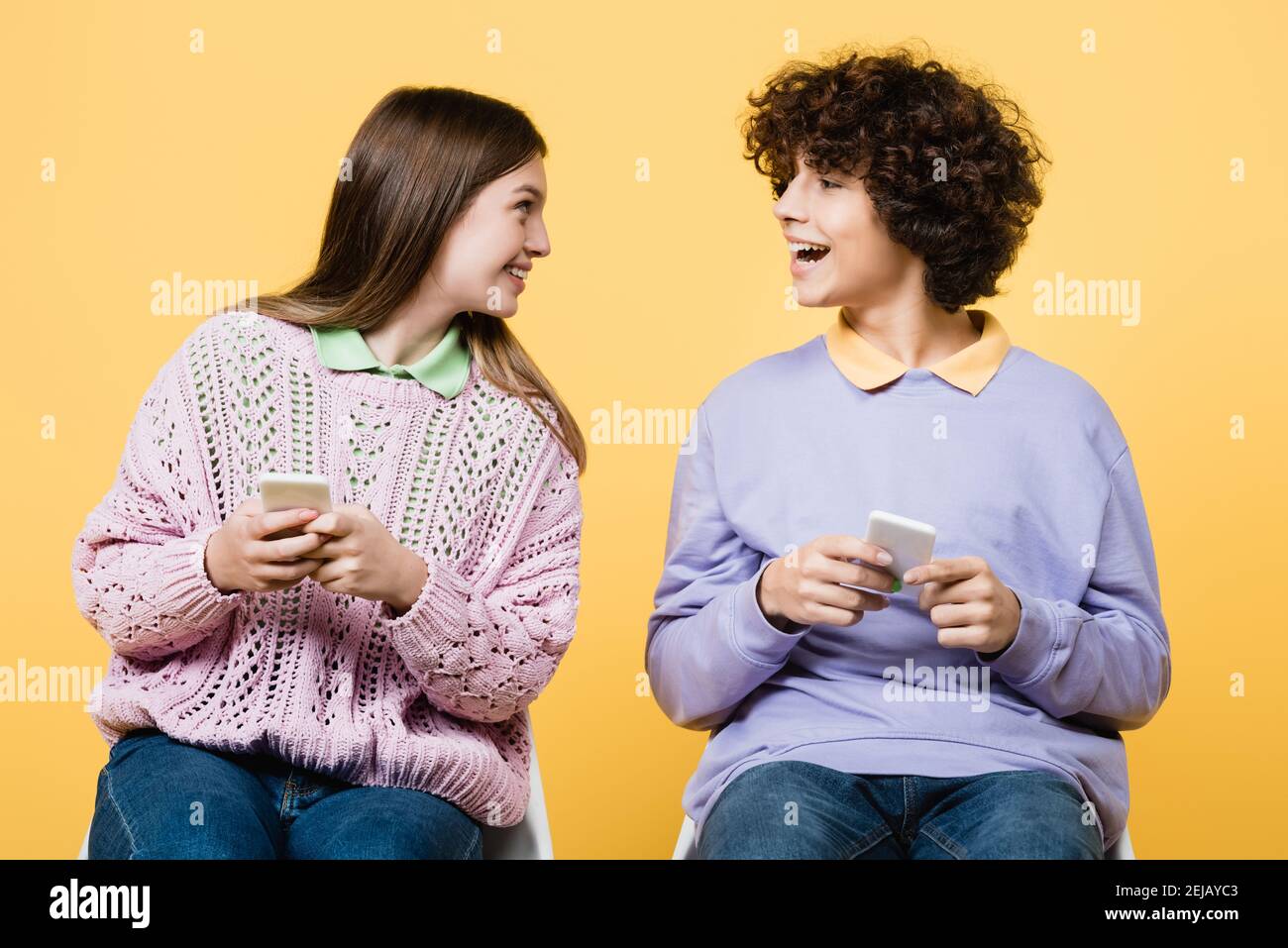 Teenagers friends using smartphones hi-res stock photography and images ...