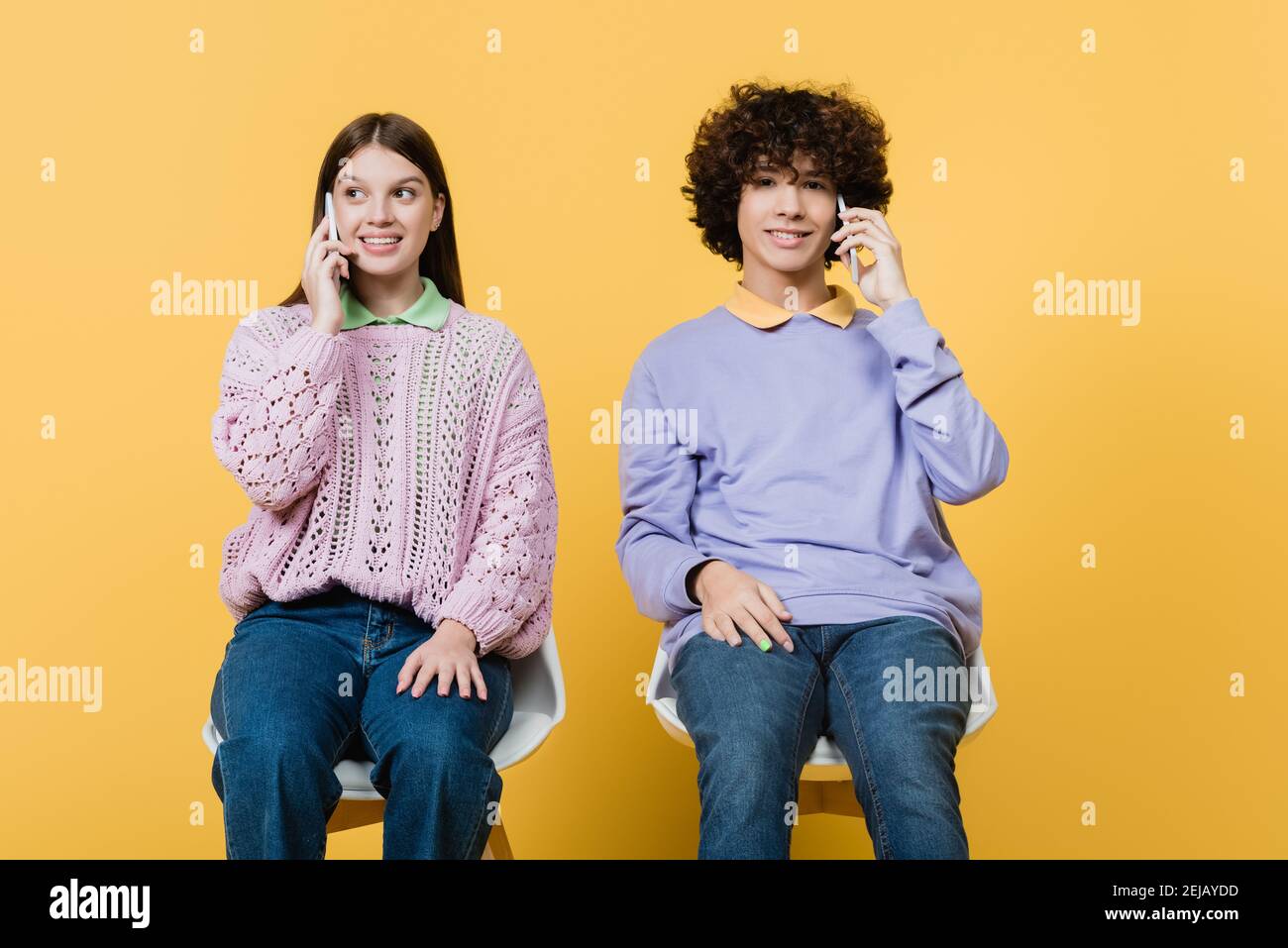 Teenagers talking together hi-res stock photography and images - Alamy