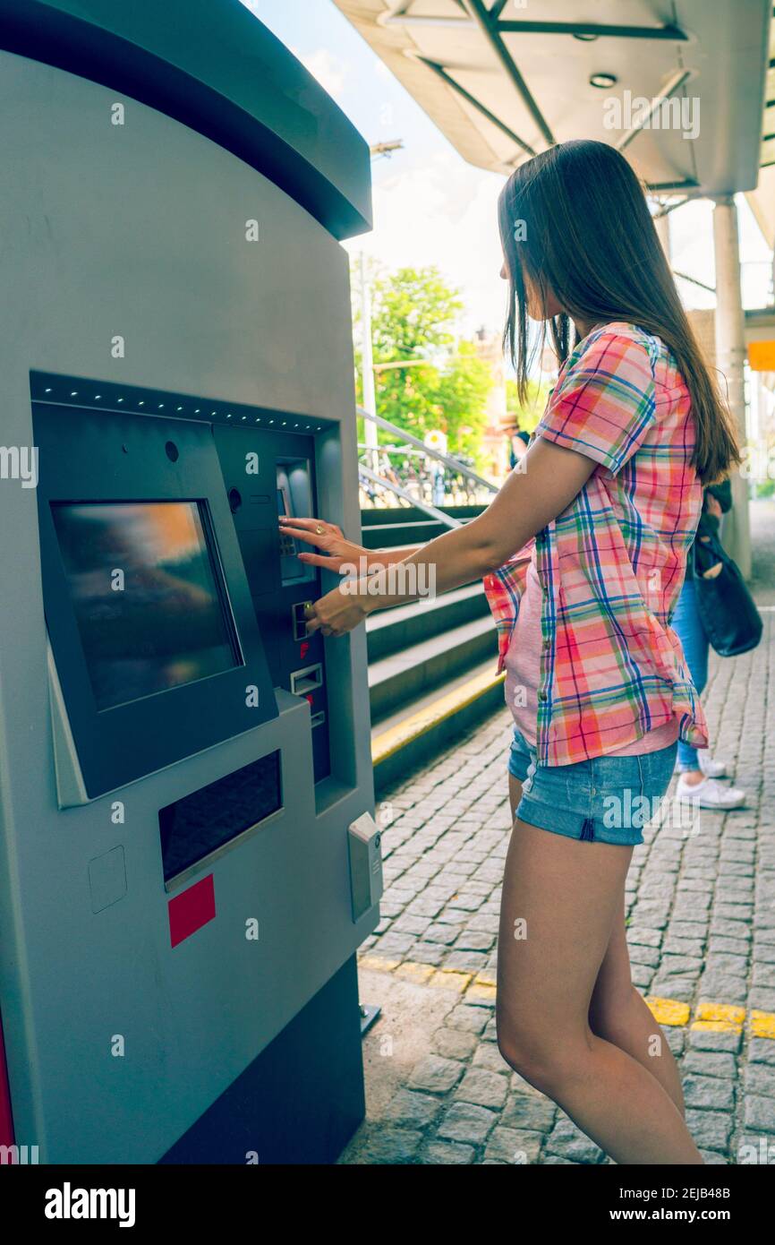 How to use a vending machine hi-res stock photography and images - Alamy