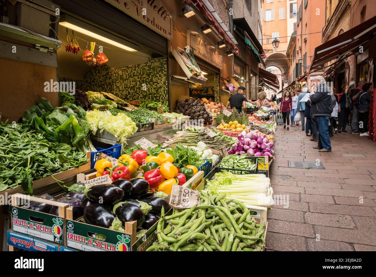 Italian fresh fruit and vegetables hi-res stock photography and images ...