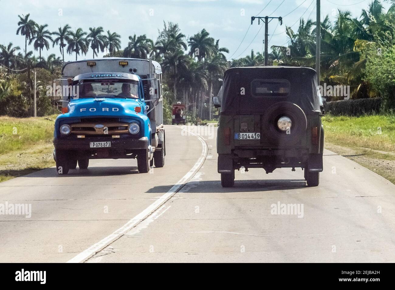 Cuban road crossing hi-res stock photography and images - Alamy