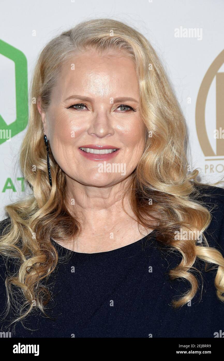 Suzanne Todd walks the carpet at the 31th Annual Producers Guild Awards ...