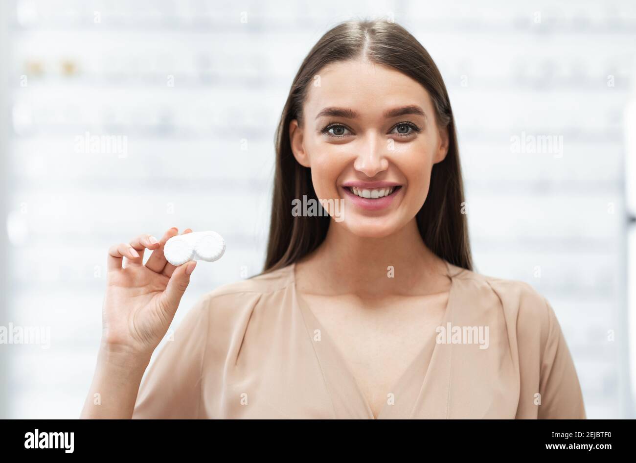 Contact lenses store hi-res stock photography and images - Alamy