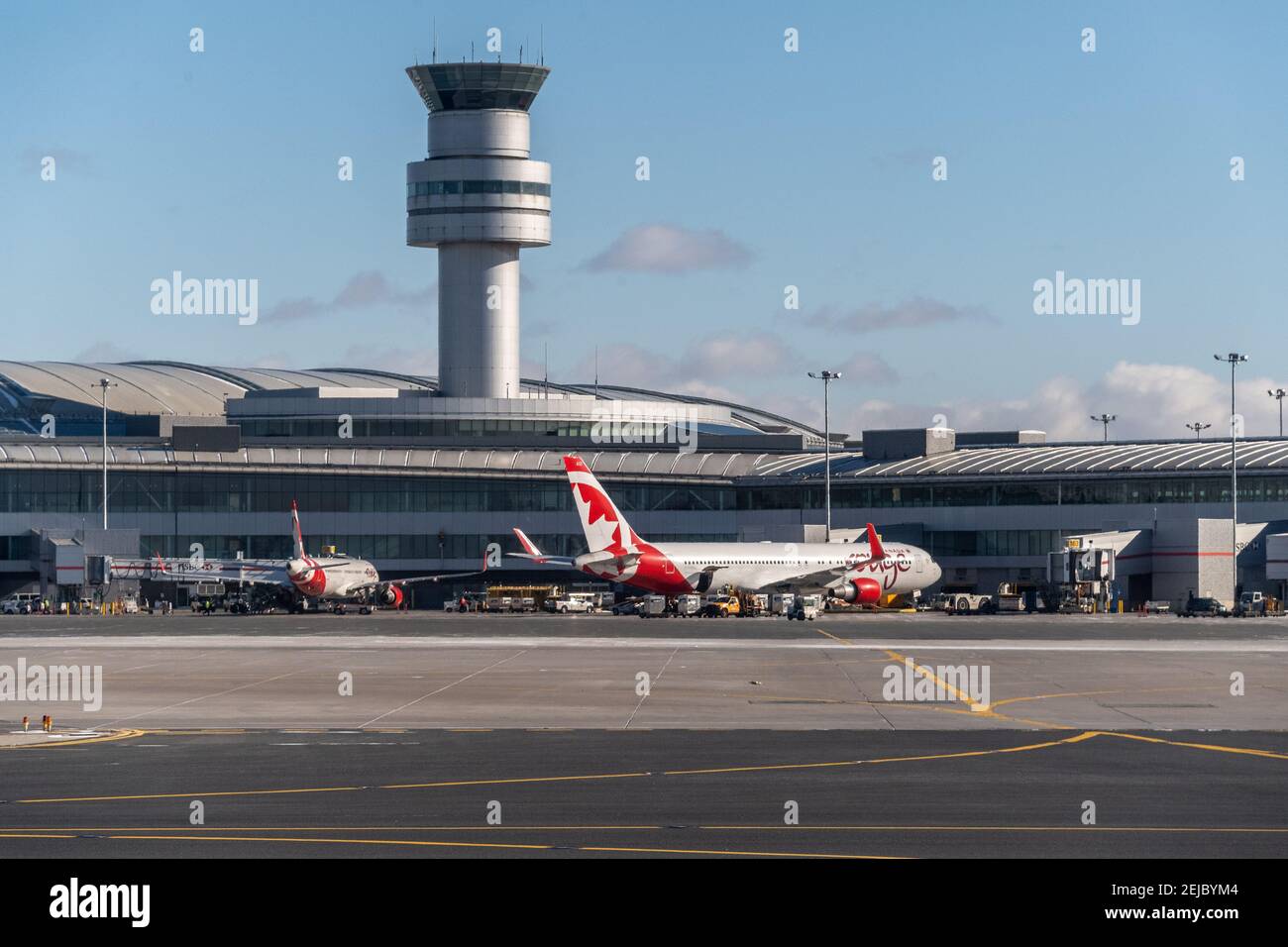 Toronto pearson airport tower hi-res stock photography and images - Alamy