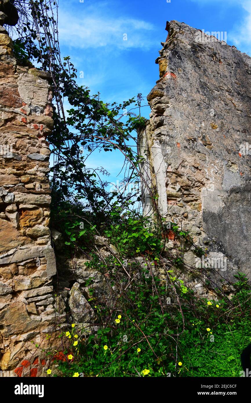 Cliff collapsing hi-res stock photography and images - Alamy