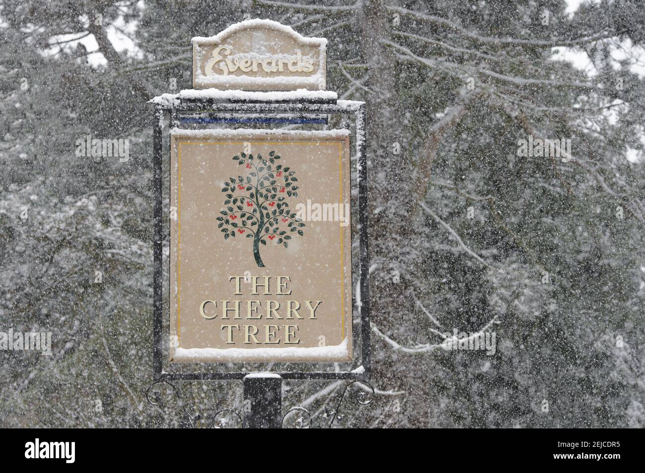 Traditional pub sign hi-res stock photography and images - Alamy