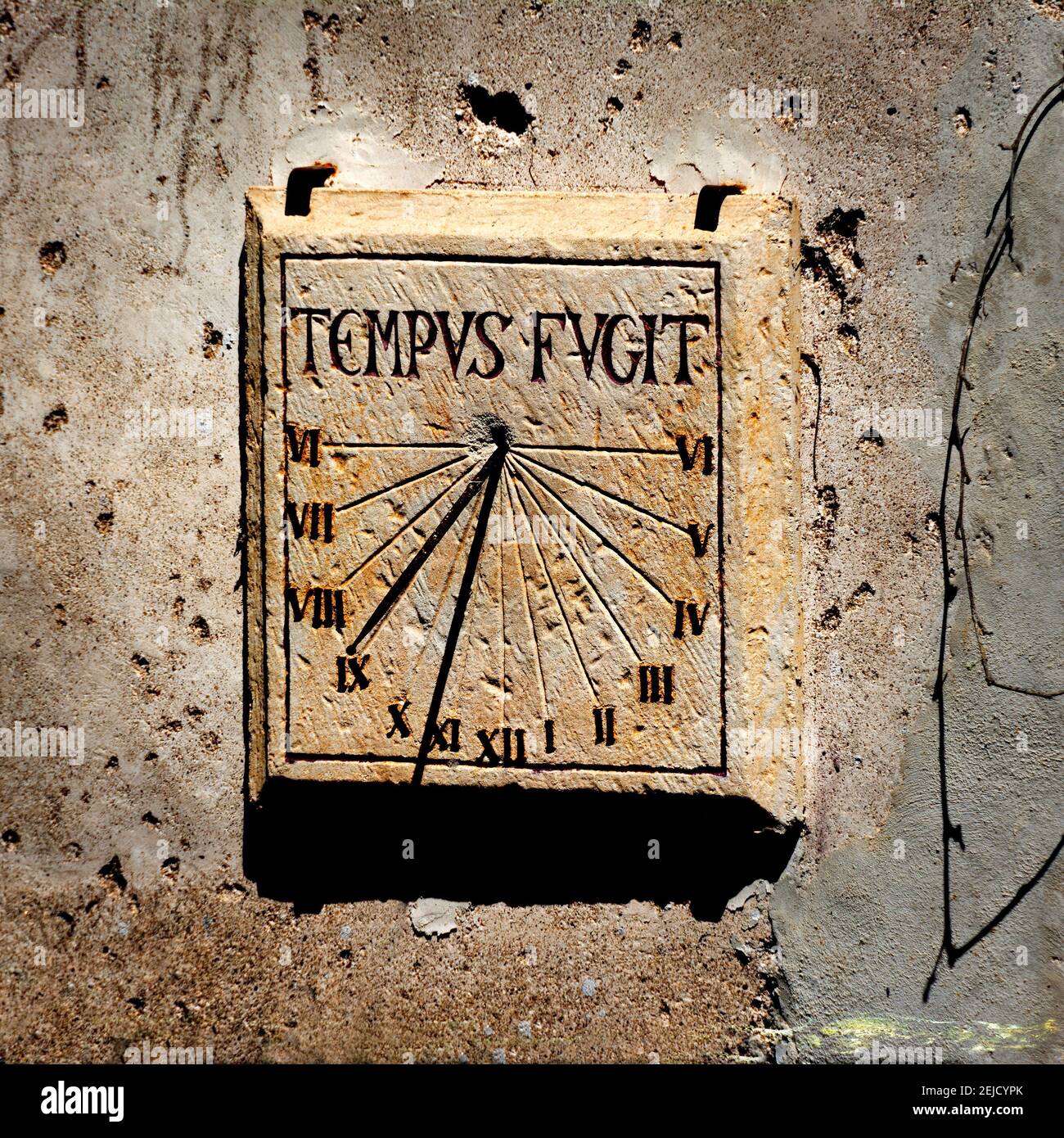 Sunlight stone wall hi-res stock photography and images - Alamy