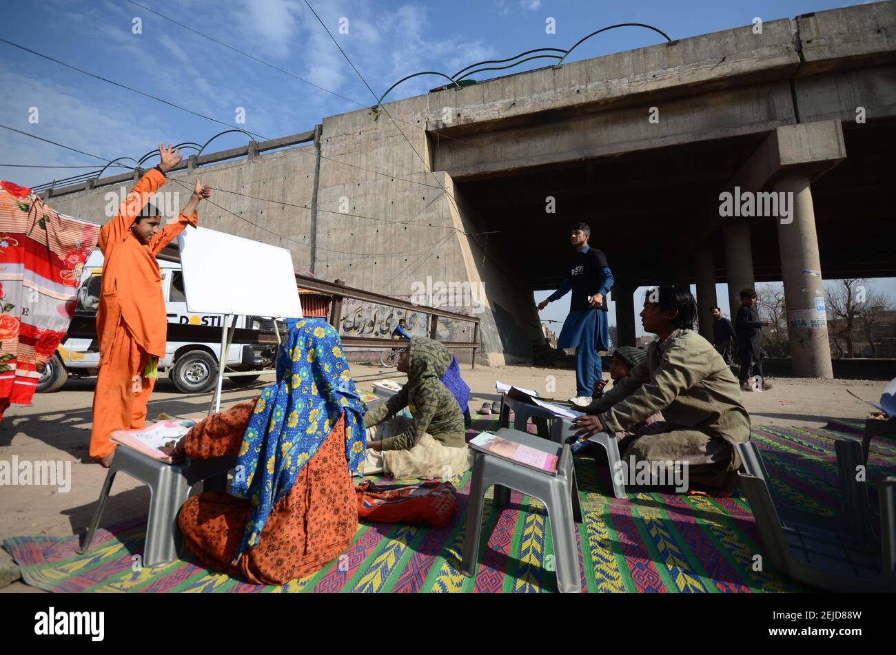 Pakistani children of Khama Basty reading book in a Mobail school ...