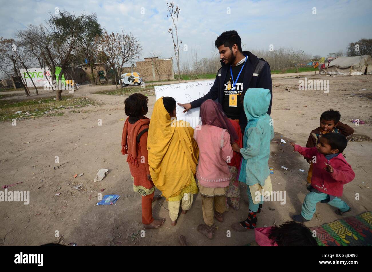 Pakistani children of Khama Basty reading book in a Mobail school ...